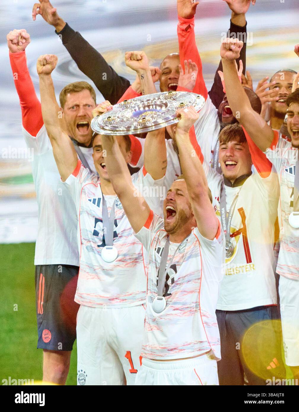 Harry Kane, FCB 9 with trophy at the winner ceremony with trophy after ...