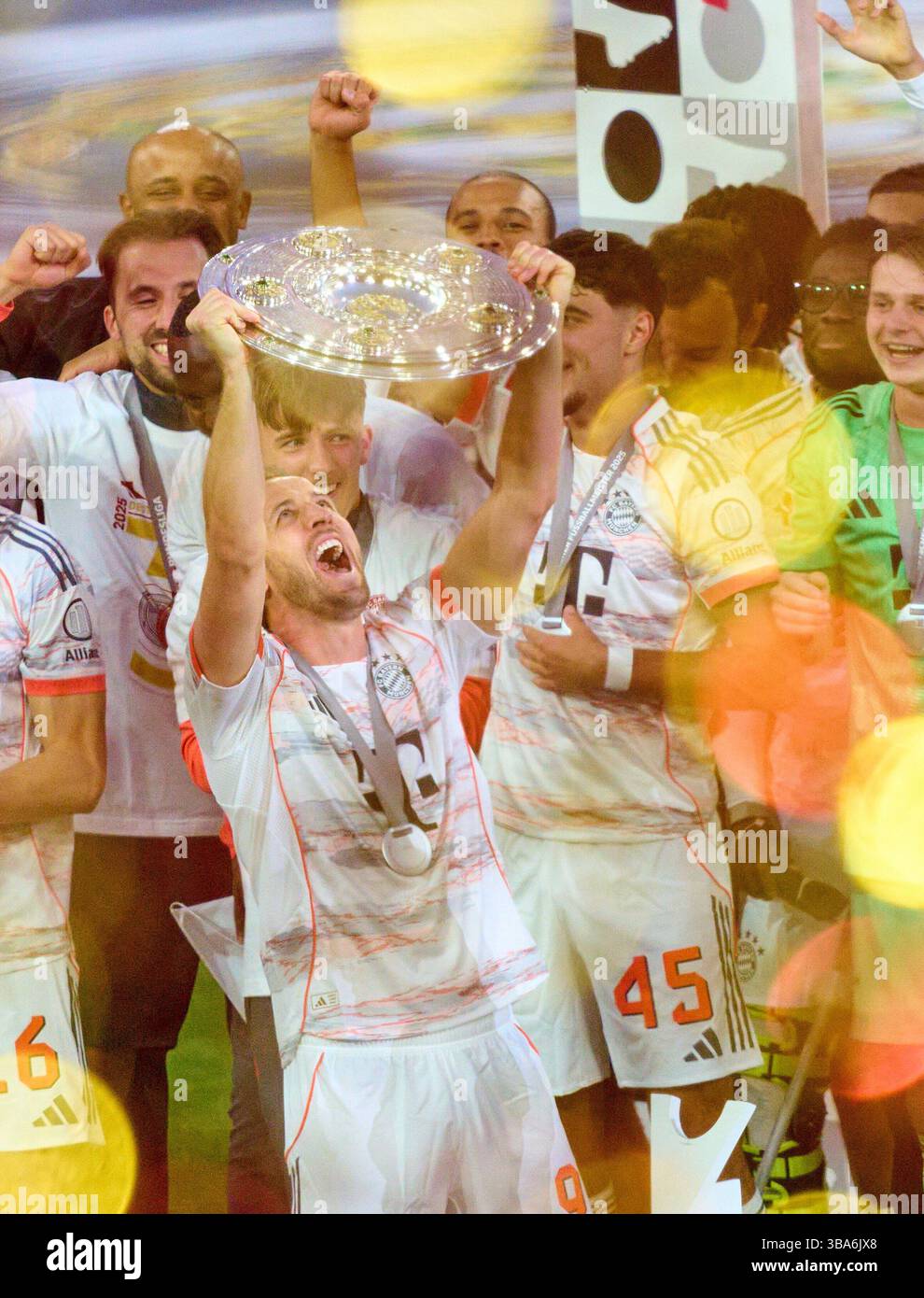Harry Kane, FCB 9 with trophy at the winner ceremony with trophy after ...