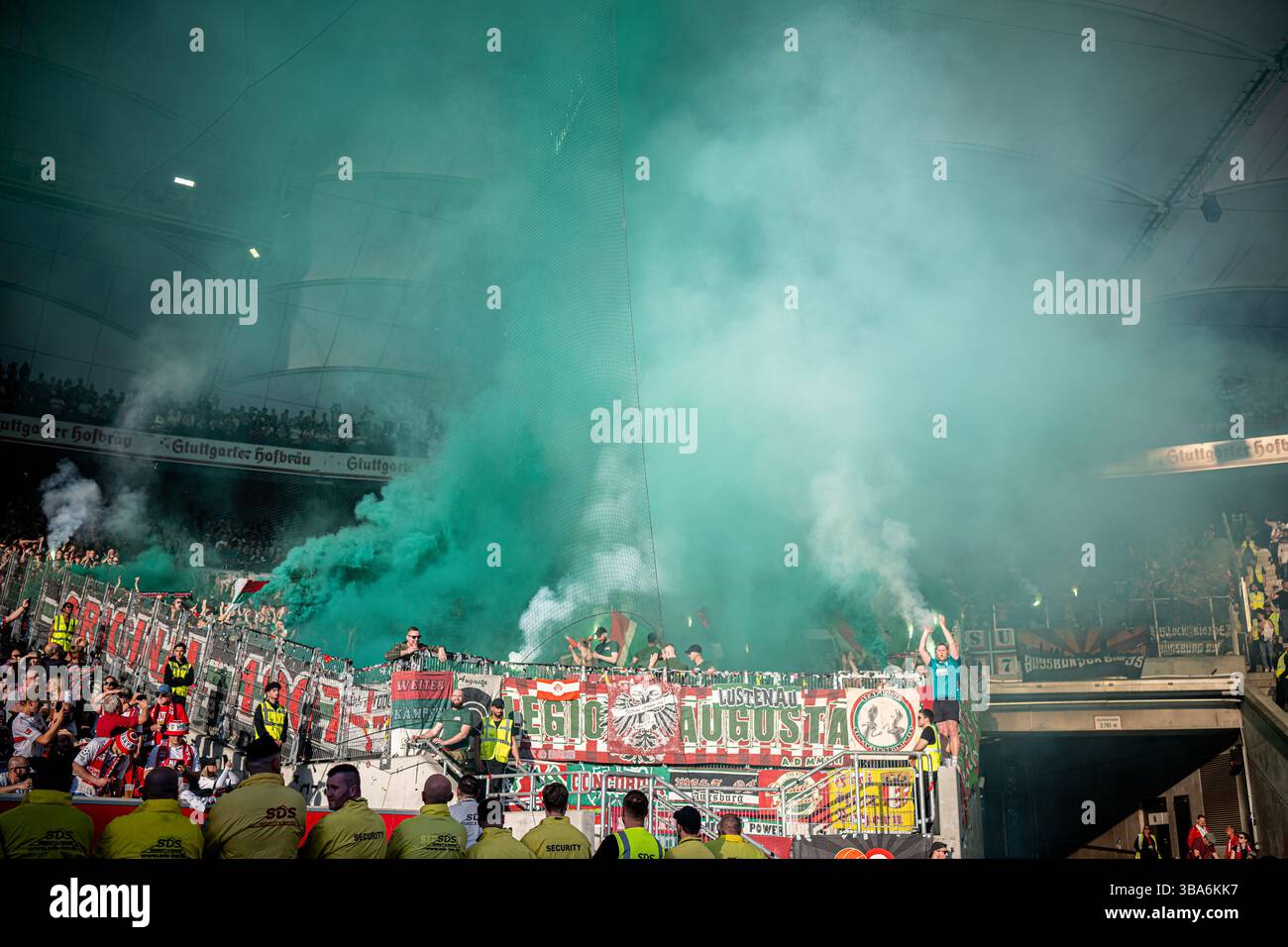 Impressionen Die Fans aus Augsburg beginnen das Spiel mit Pyro und ...