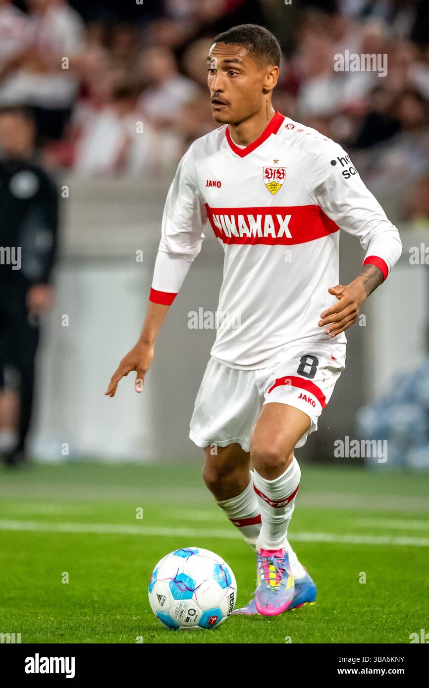 Enzo Millot (VfB Stuttgart, 8) am Ball Freisteller, Ganzk?rper ...