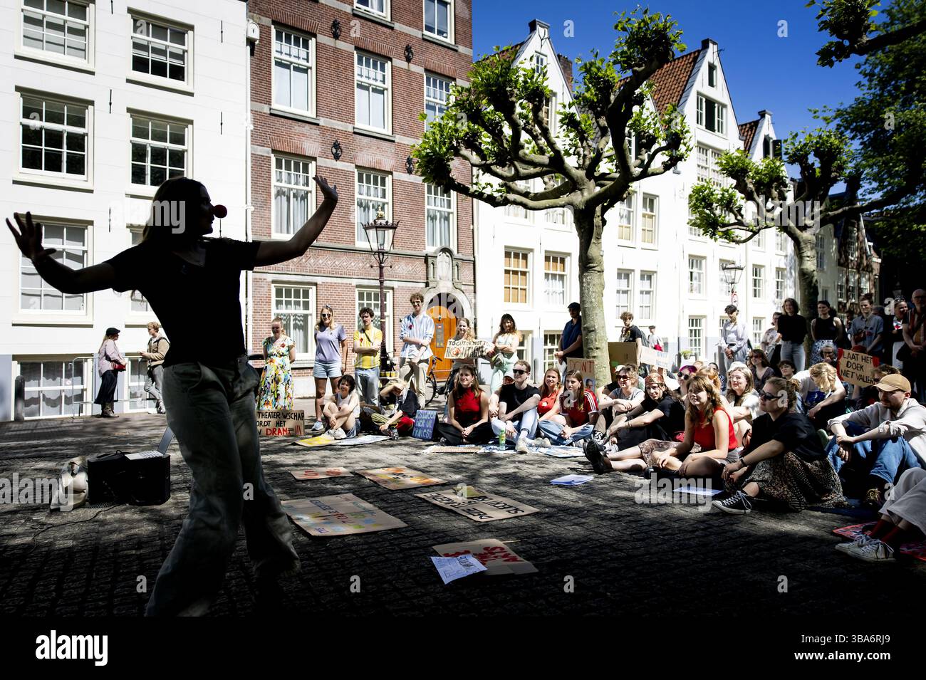 AMSTERDAM - Students and staff of the University of Amsterdam (UvA ...