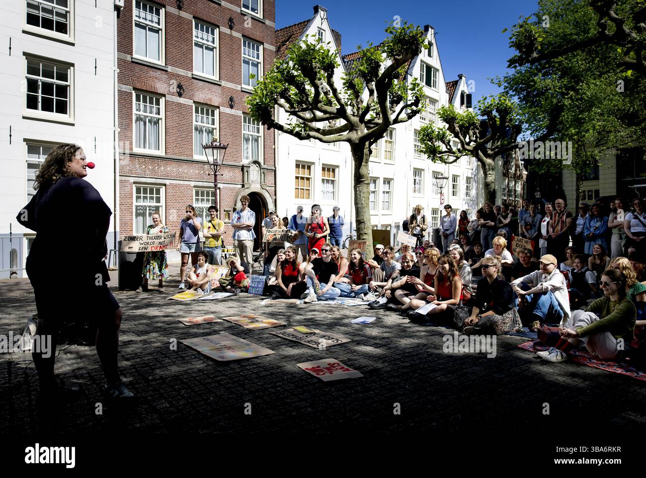 AMSTERDAM - Students and staff of the University of Amsterdam (UvA ...