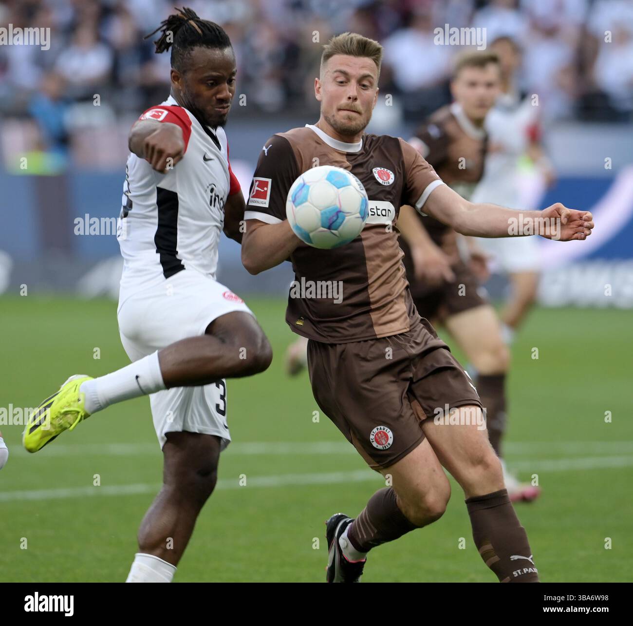 Hauke. Wahl (re) gegen Michy Batshuayi fotografiert beim Fußball ...