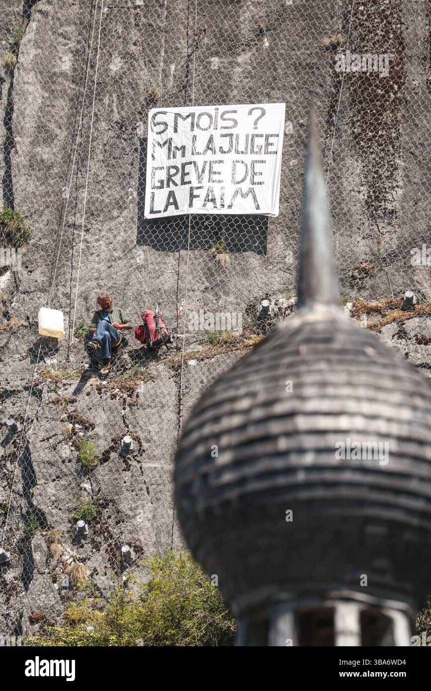 Dinant, Belgium. 12th May, 2025. Jeff Roba pictured hanging from the ...