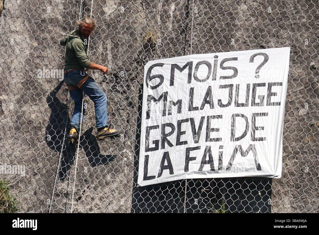 Dinant, Belgium. 12th May, 2025. Jeff Roba pictured hanging from the ...