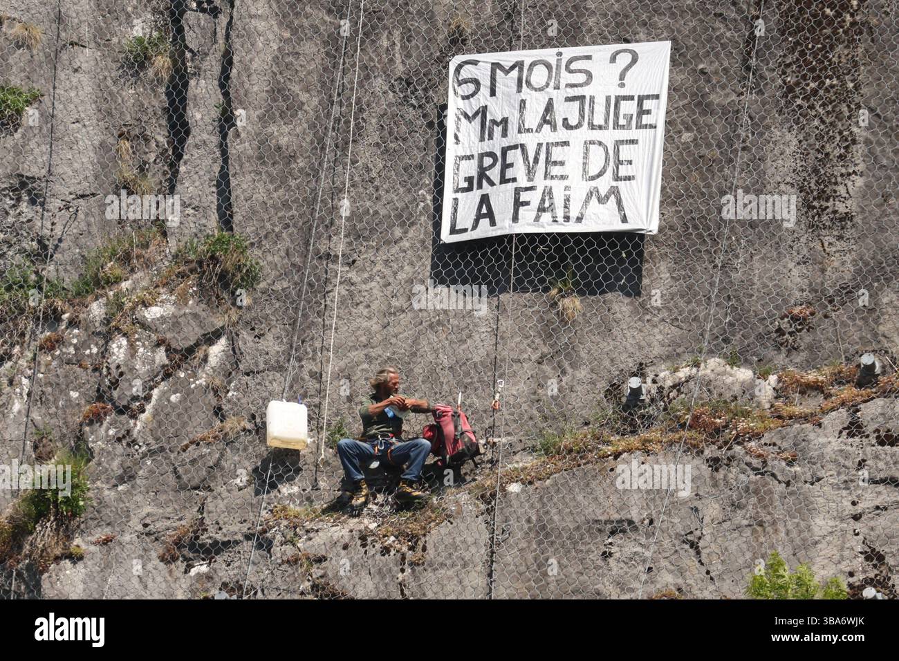Dinant, Belgium. 12th May, 2025. Jeff Roba pictured hanging from the ...