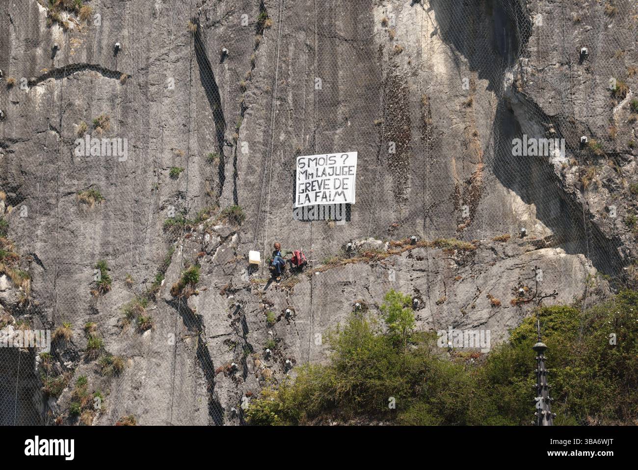 Dinant, Belgium. 12th May, 2025. Jeff Roba pictured hanging from the ...