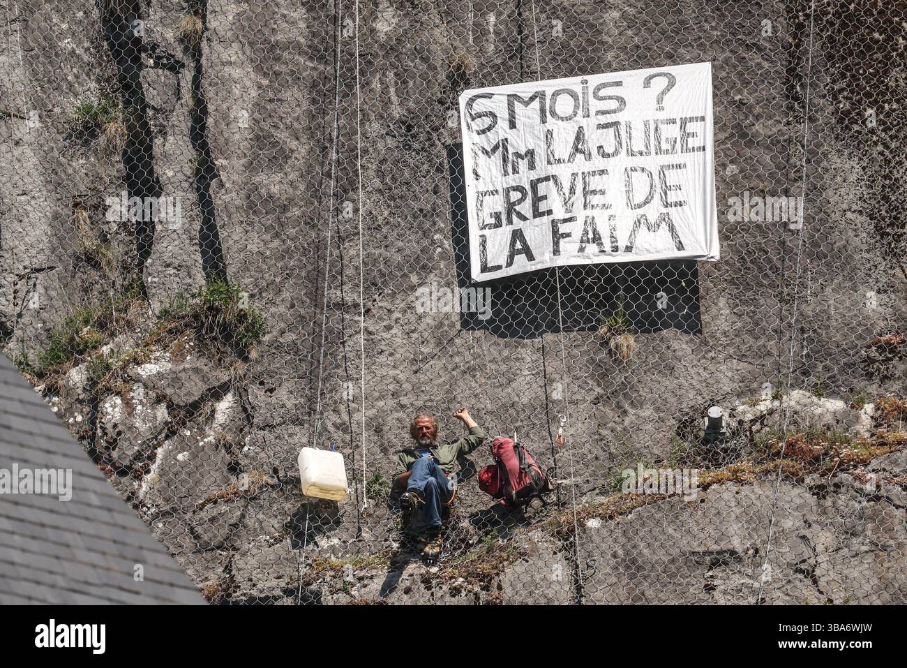 Dinant, Belgium. 12th May, 2025. Jeff Roba pictured hanging from the ...