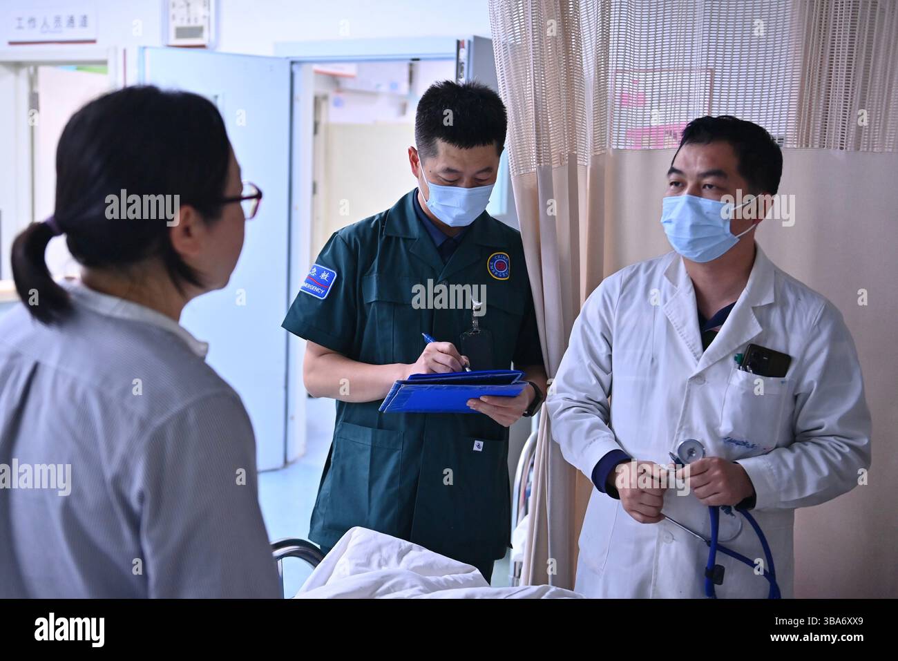 (250512) -- SHENYANG, May 12, 2025 (Xinhua) -- Shao Long (C) learns ...