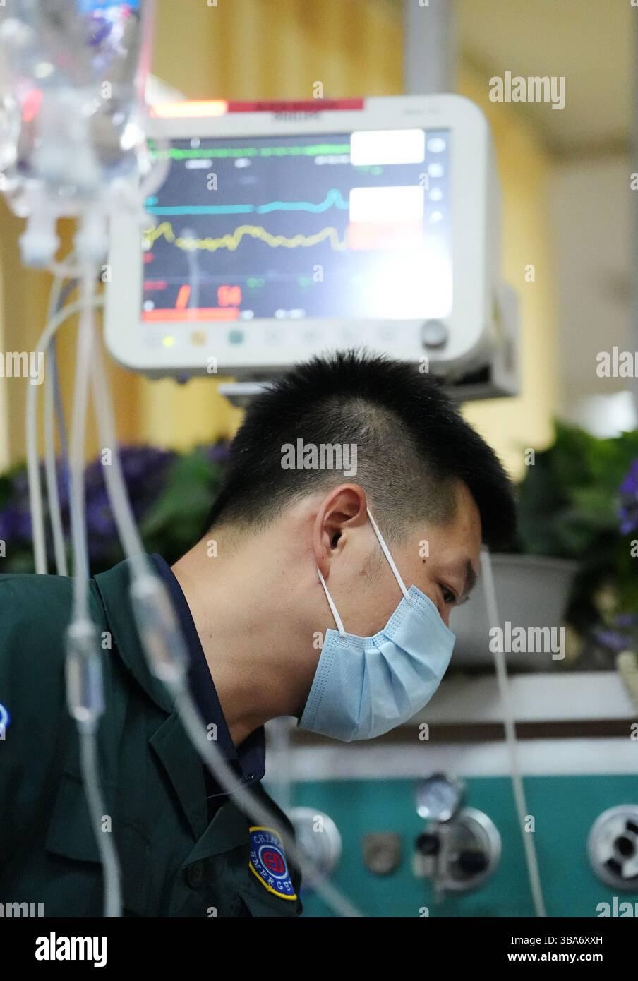 (250512) -- SHENYANG, May 12, 2025 (Xinhua) -- Shao Long observes the ...