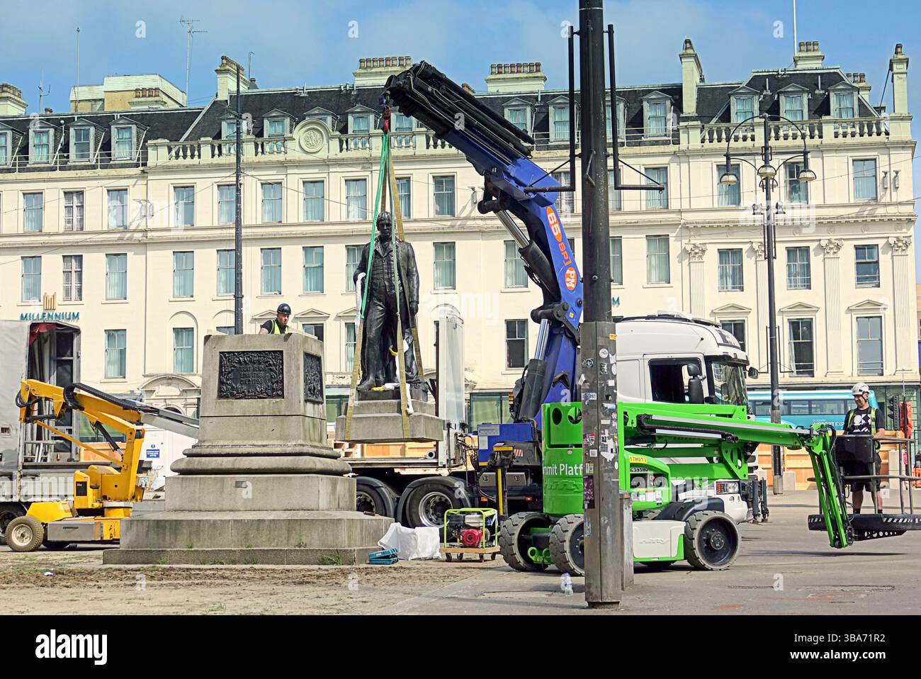 Glasgow, Scotland, UK. 12th May, 2025. Rabbie Burns statue hoisted ...