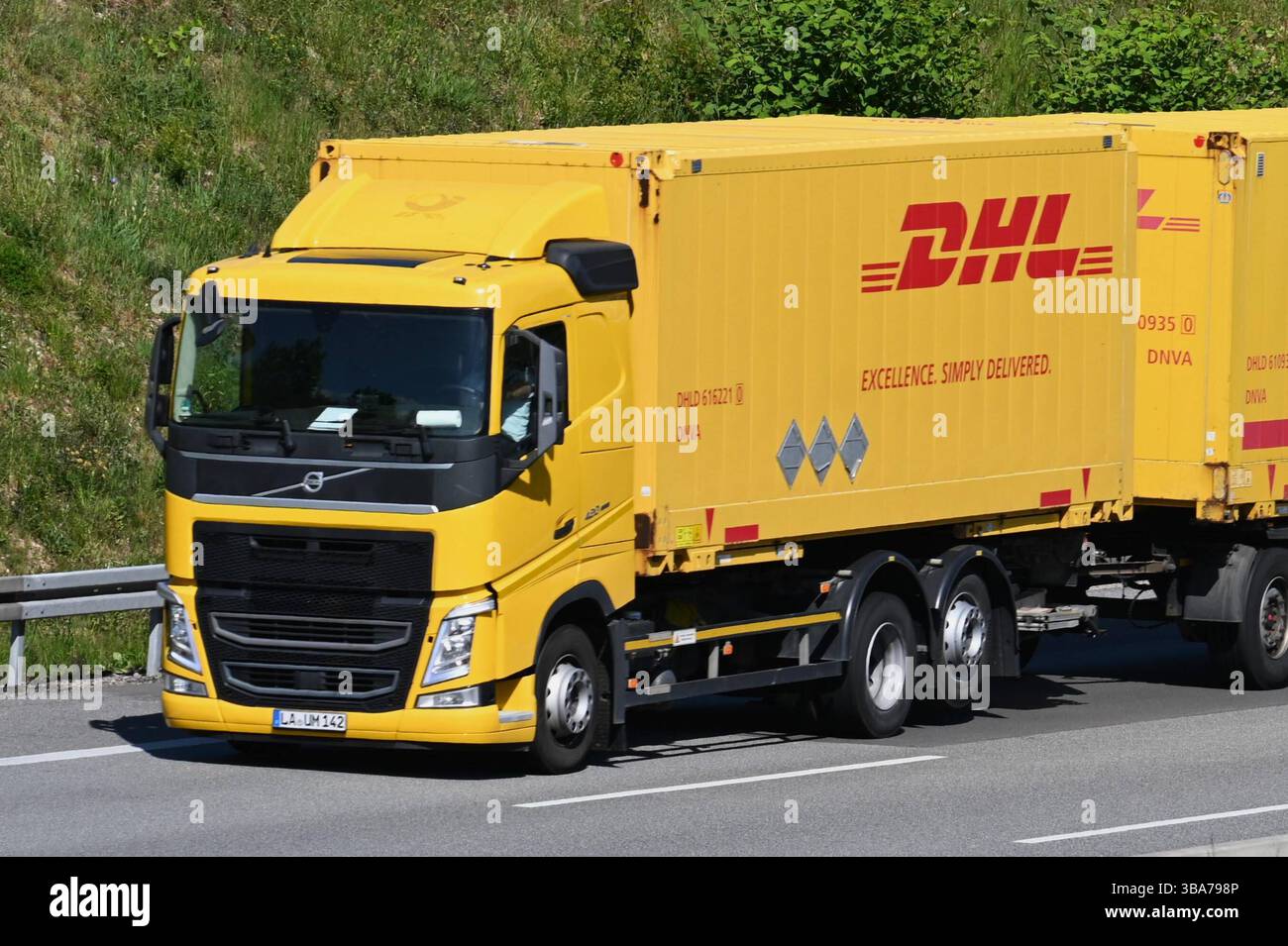 DHL Deutsche Post, Volvo LKW-Hängerzug mit Koffer-Wechselbrücken auf ...
