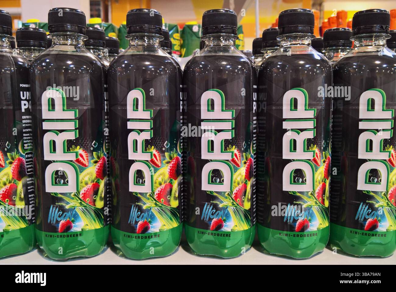 Drip, Getränk mit Kiwi Erdbeere - Geschmack *** Drip, drink with kiwi strawberry flavor Stock ...