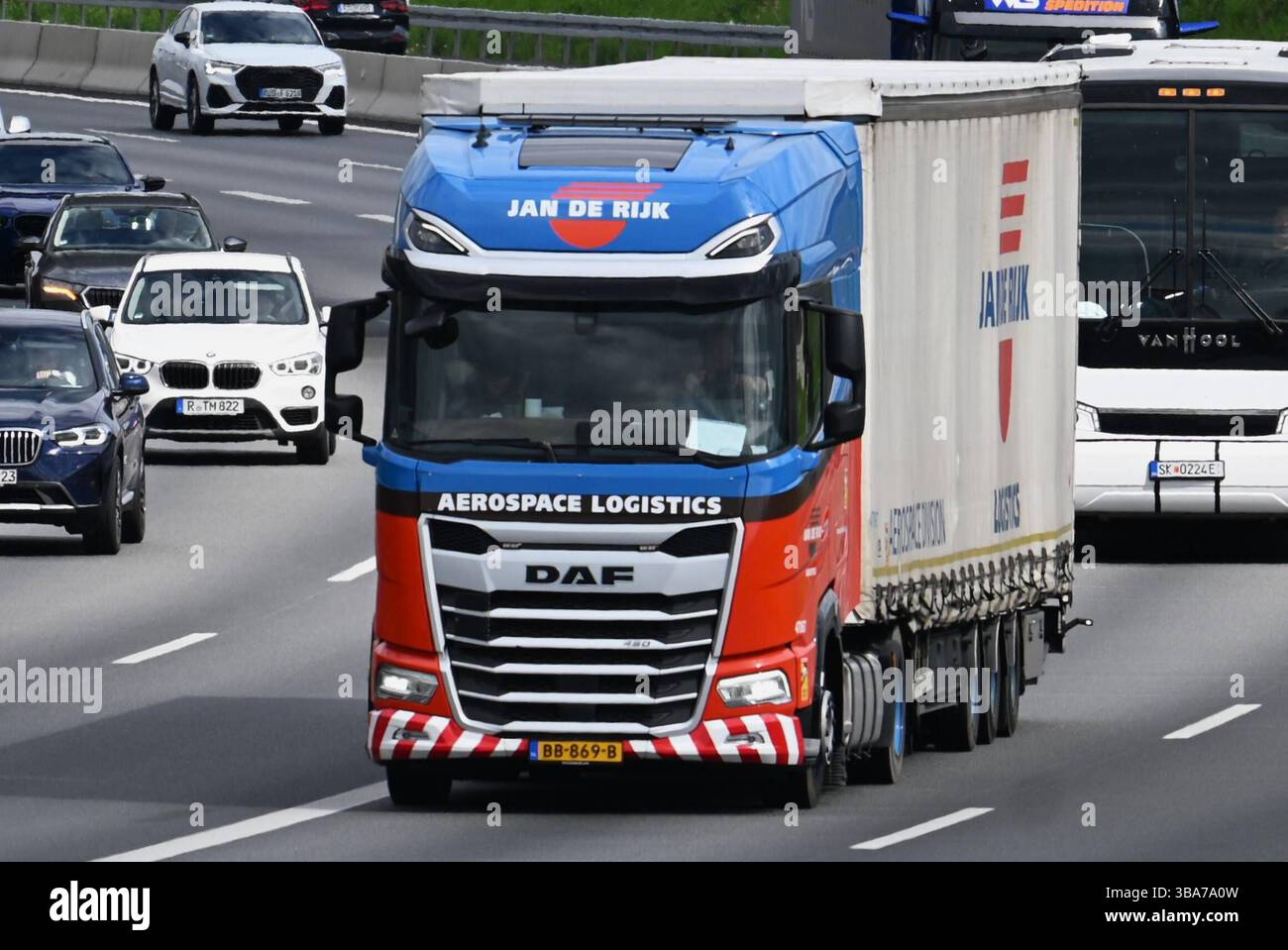 Jan de Rijk Aerospace Logistics, DAF LKW mit Planenauflieger. Die ...