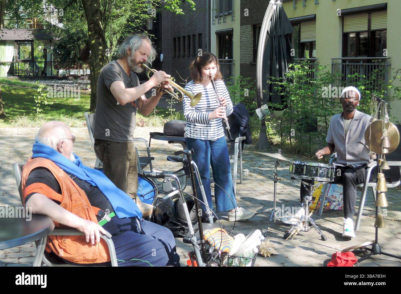 Der belgische Jazz-Trompeter Bart Maris spielt mit Daphne Roussel cl ...