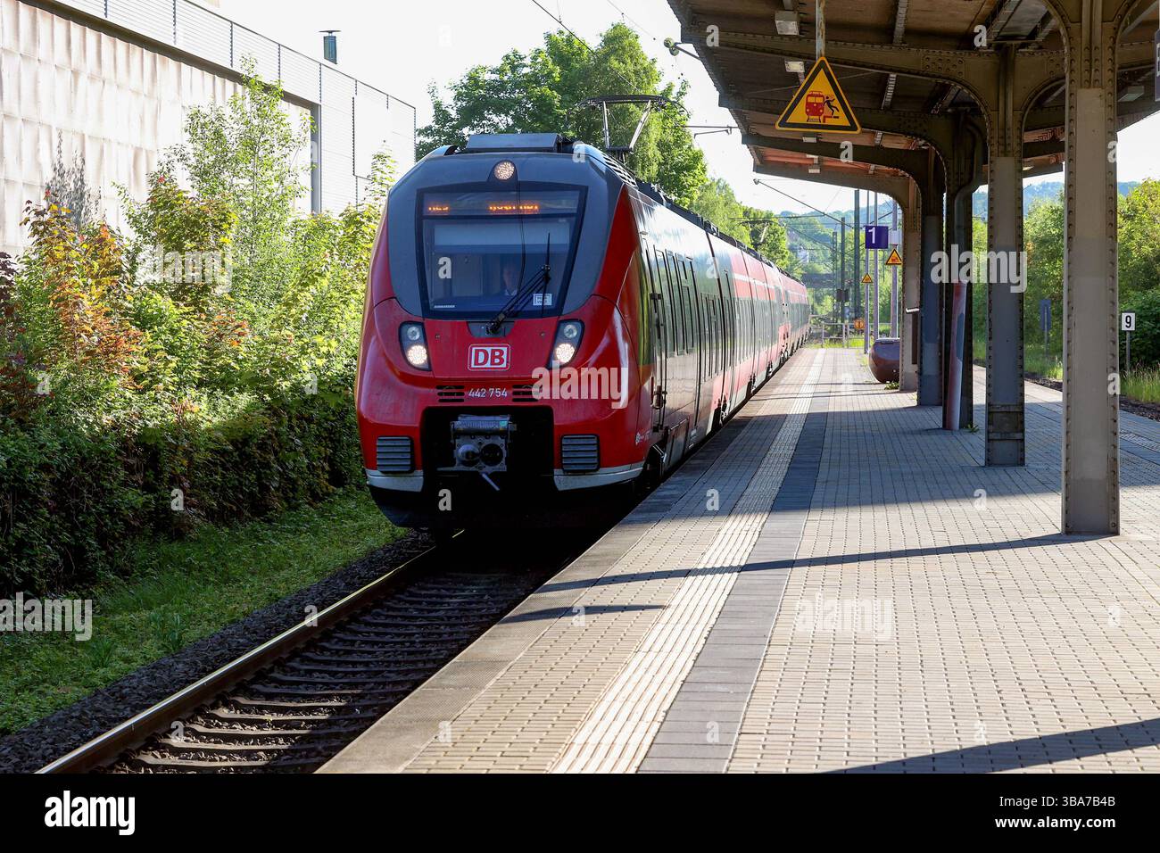 Ein Zug der DB, RSX, Rhein Sieg Express, RE9, faehrt fährt durch ...