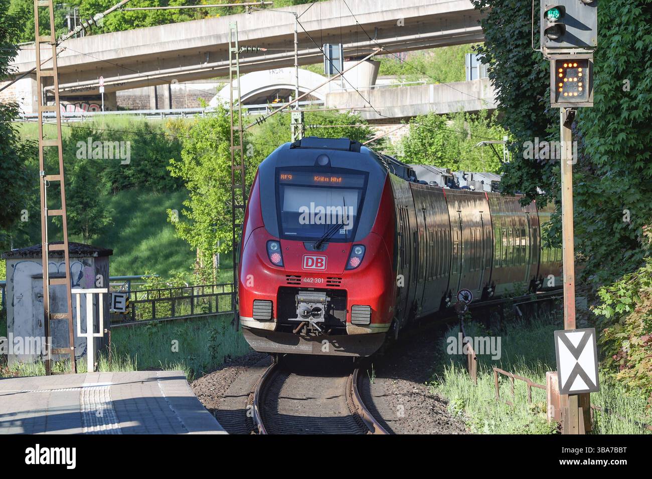 Ein Zug der DB, RSX, Rhein Sieg Express, RE9, faehrt fährt durch ...
