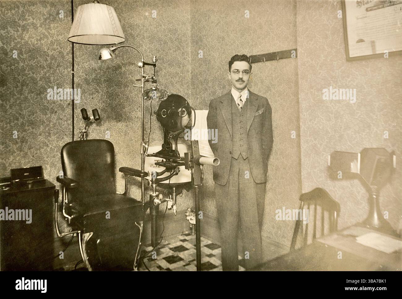 Vintage doctors office hi-res stock photography and images - Alamy