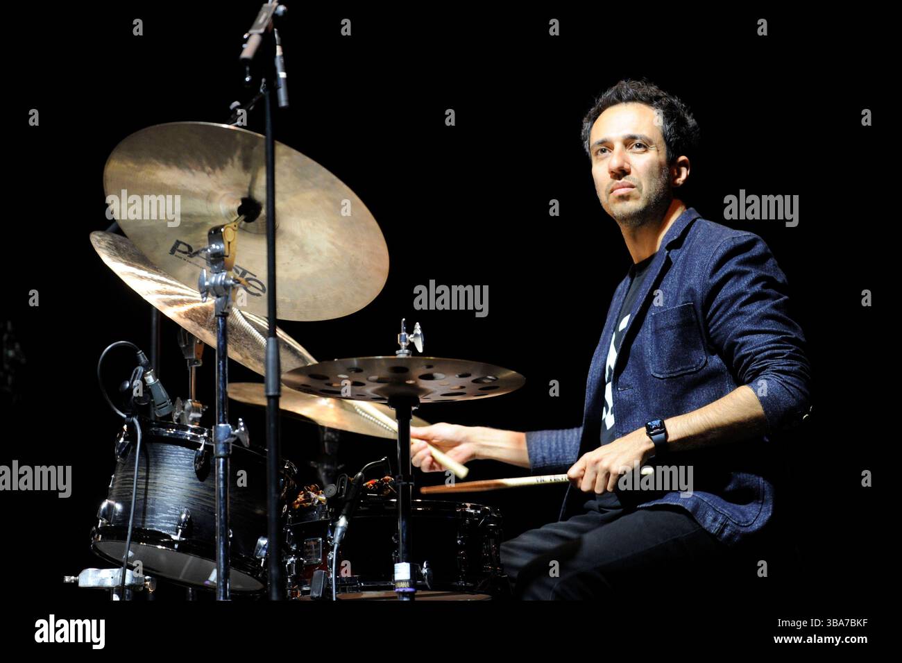 Der österreichische Jazz-Schlagzeuger Shayan Fathi im Essener Grillo ...