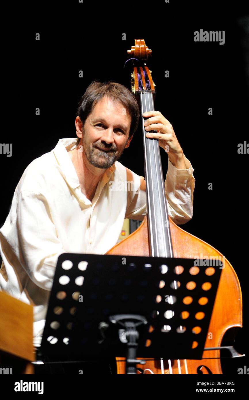 Der Spanische Jazz Bassist Pablo Martin Caminero Im Essener Grillo