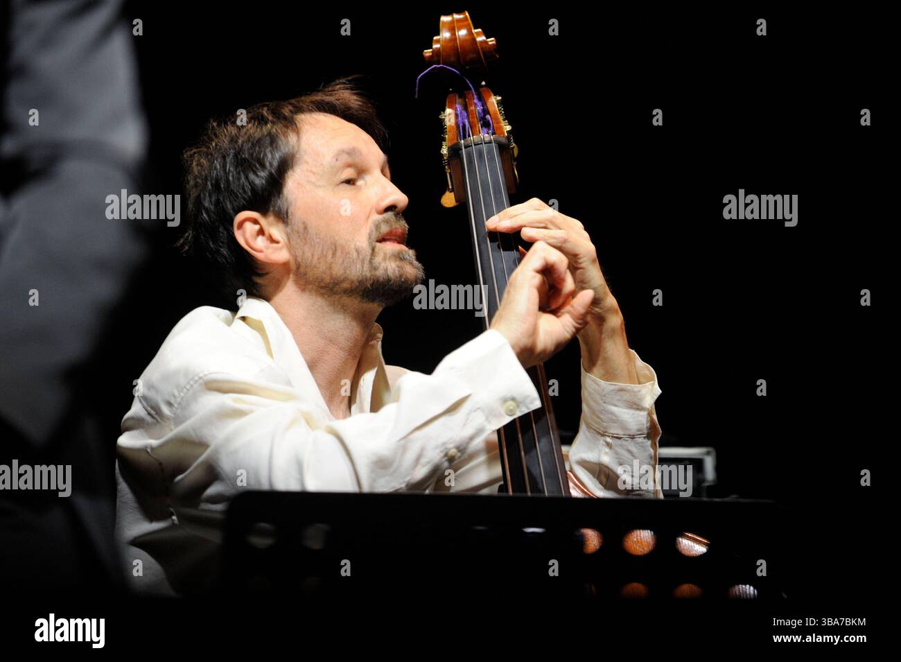 Der Spanische Jazz Bassist Pablo Martin Caminero Im Essener Grillo