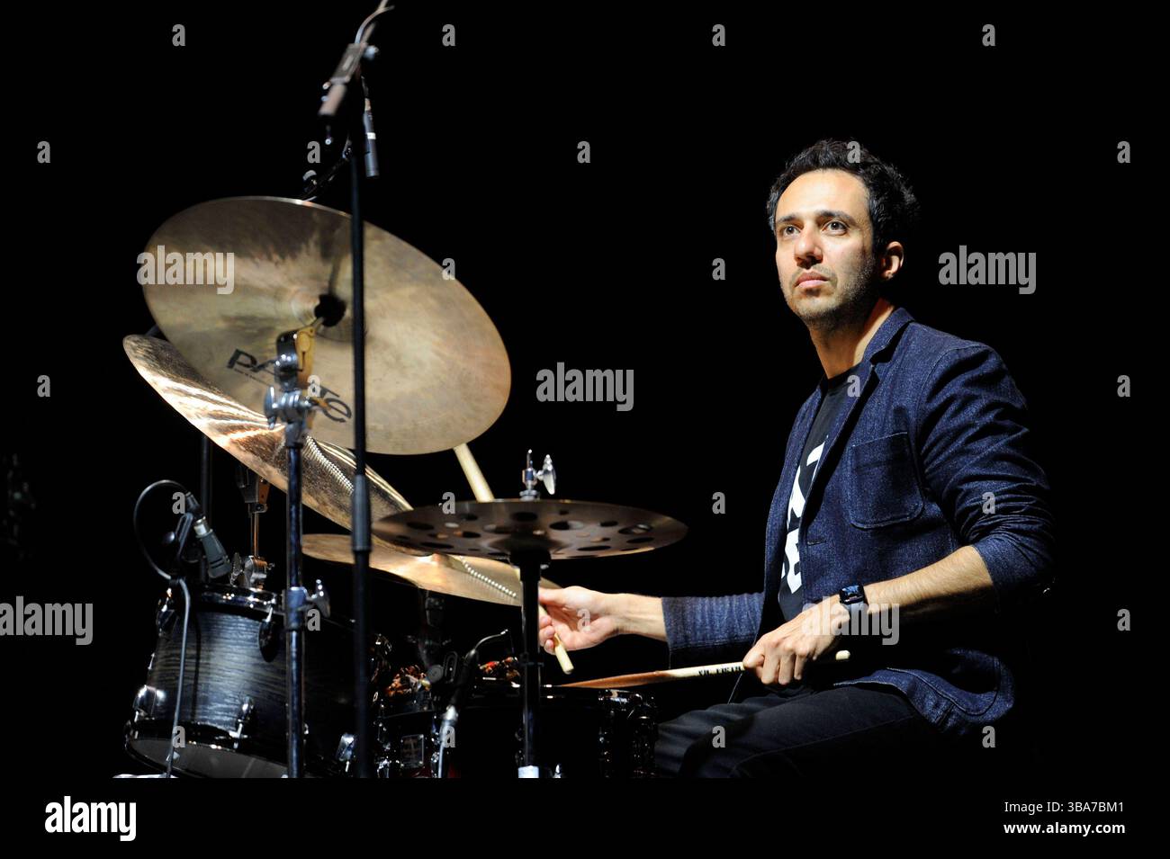 Der österreichische Jazz-Schlagzeuger Shayan Fathi im Essener Grillo ...