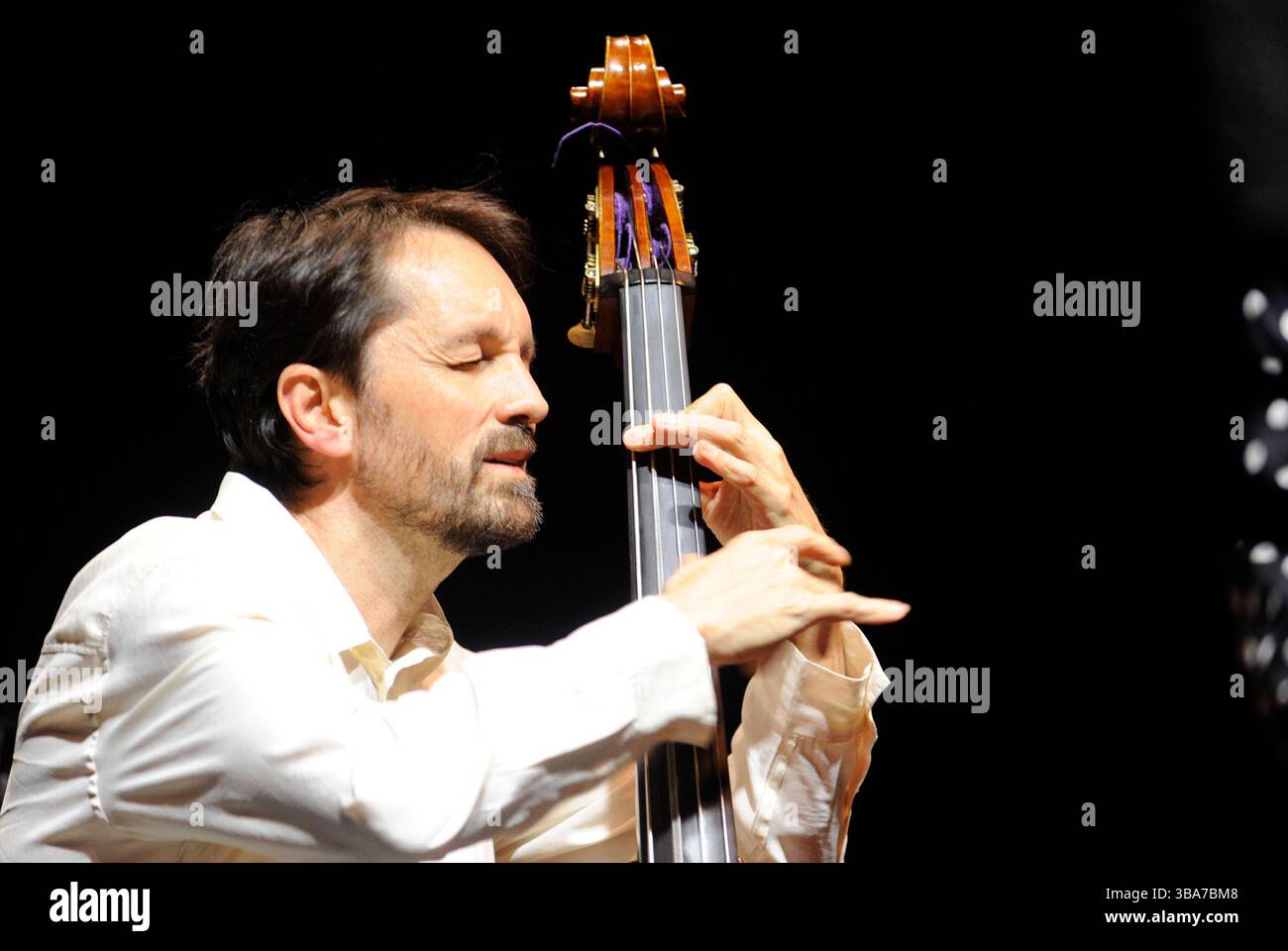 Der Spanische Jazz Bassist Pablo Martin Caminero Im Essener Grillo