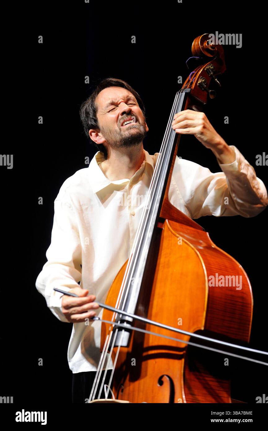 Der spanische Jazz-Bassist Pablo Martin Caminero im Essener Grillo-Theater. Spanish jazz bassist ...