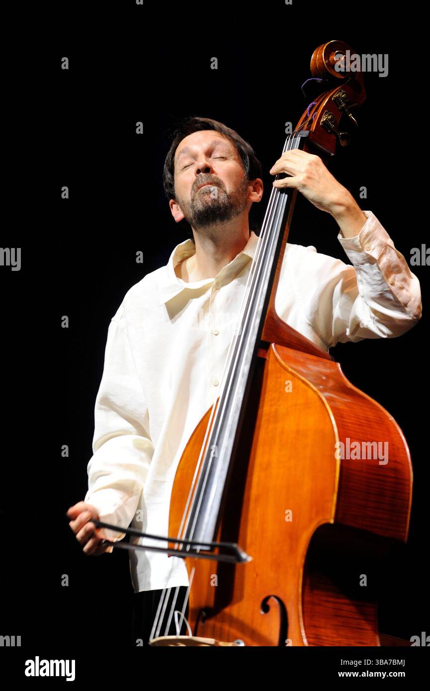 Der Spanische Jazz Bassist Pablo Martin Caminero Im Essener Grillo