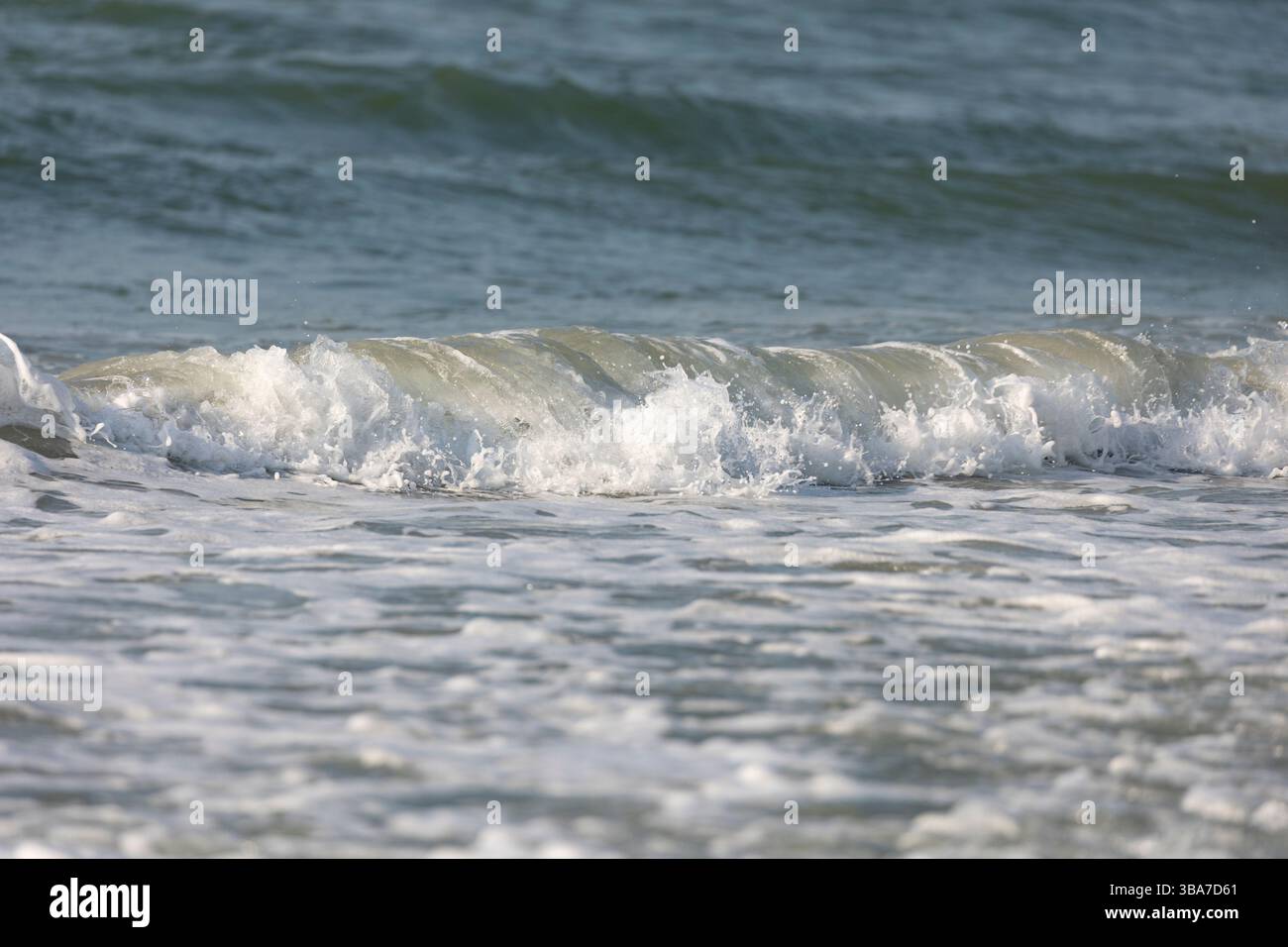 Telephoto shot ocean waves hi-res stock photography and images - Alamy