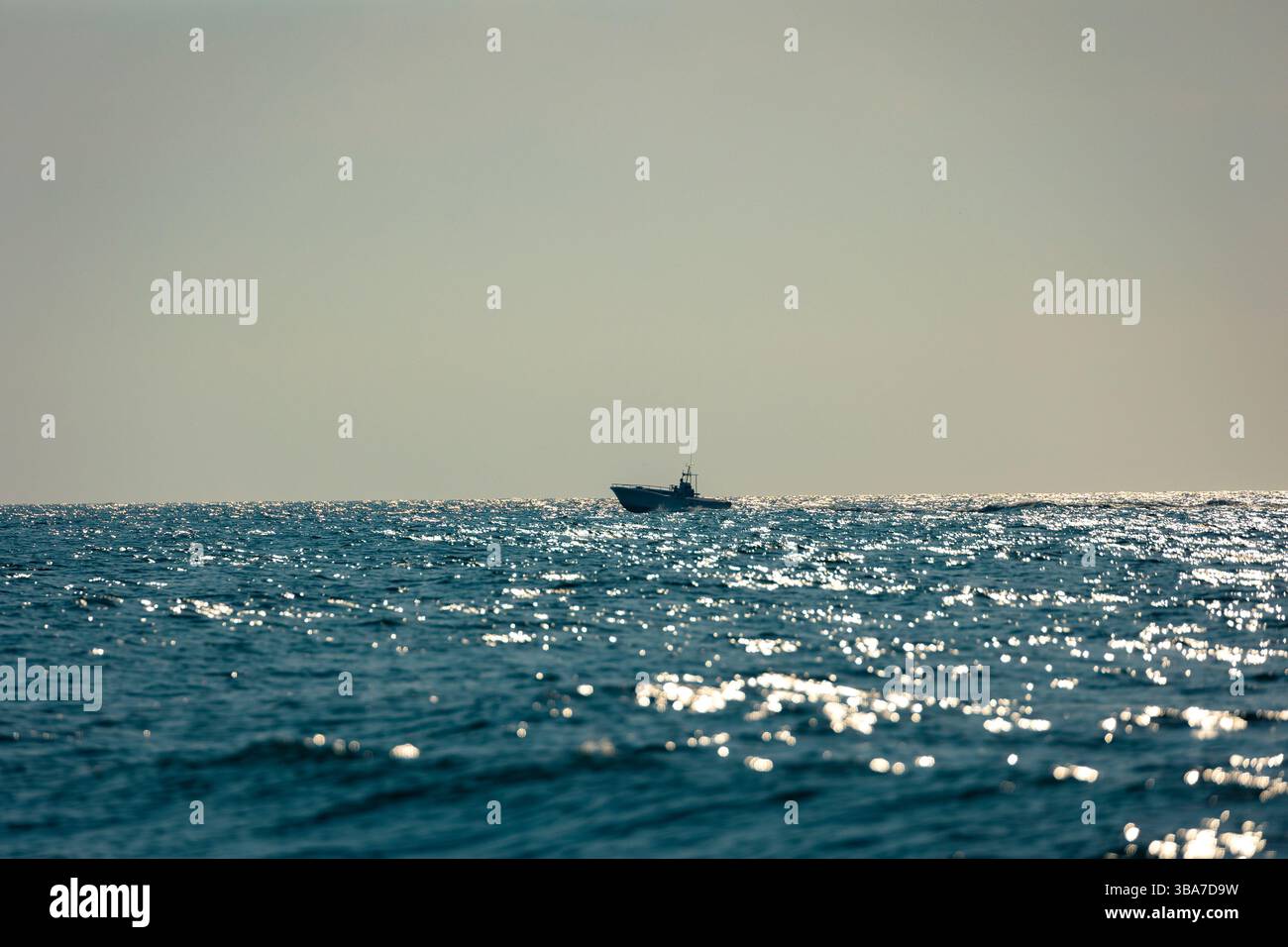 Hazy horizon slow moving waves hi-res stock photography and images - Alamy