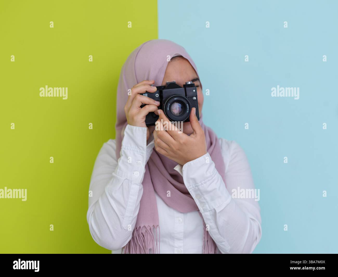 Portrait of Muslim woman photographer with slr camera Stock Photo - Alamy
