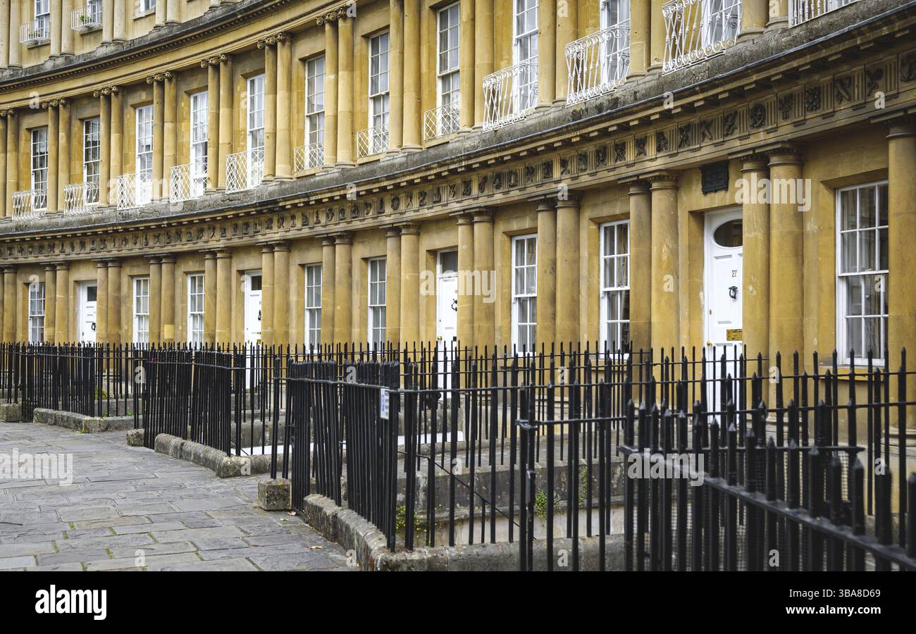 Curved terrace of Georgian Town houses in The Circus, Bath, England ...