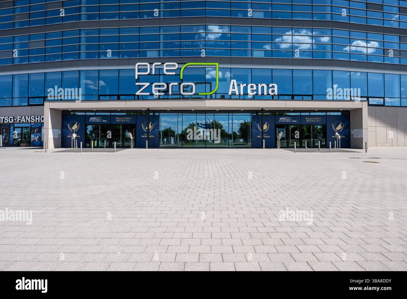 Außenaufnahme der PreZero Arena von TSG Hoffenheim bei Sonnenschein und ...