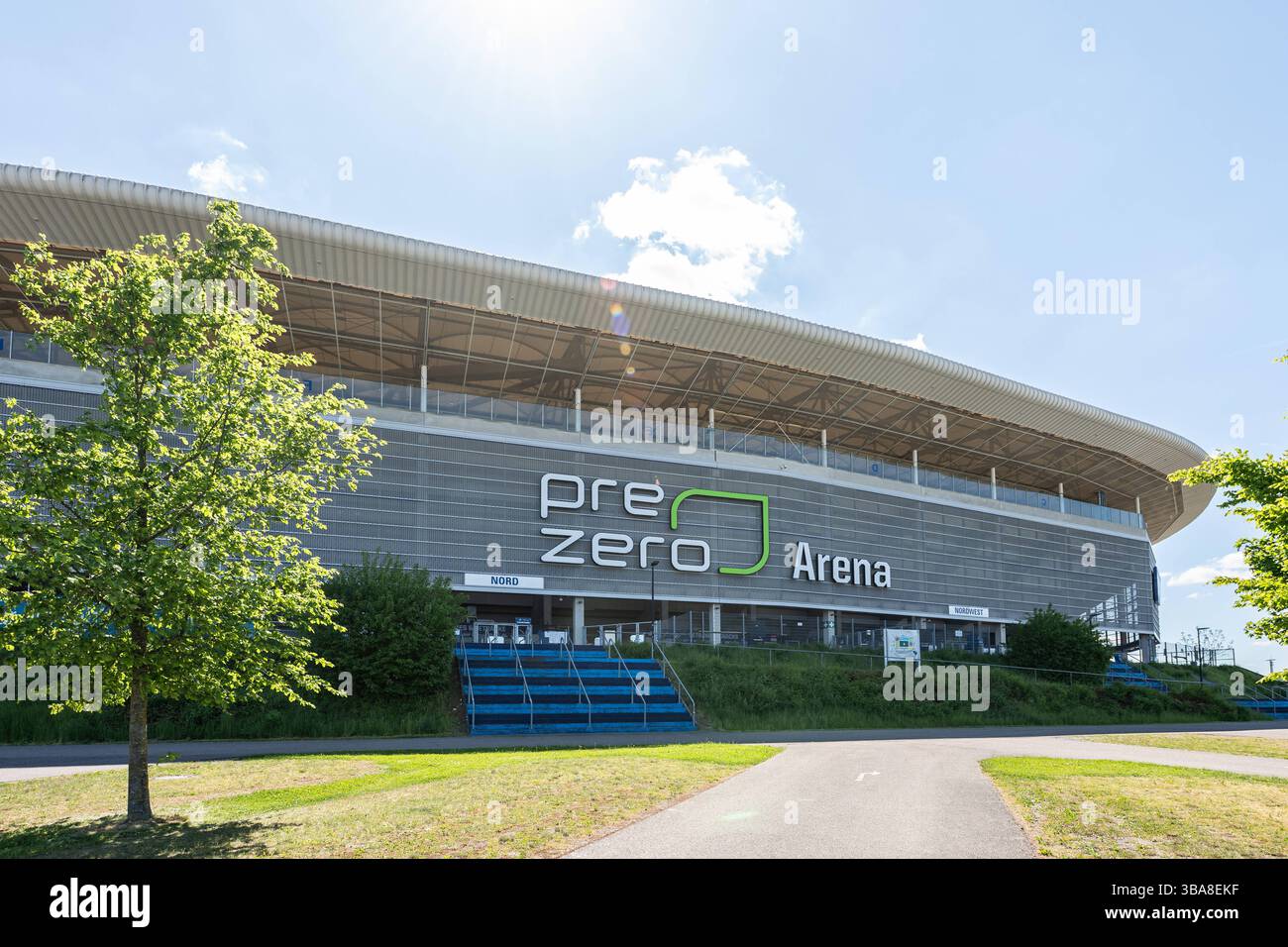 Außenaufnahme der PreZero Arena von TSG Hoffenheim bei Sonnenschein und ...
