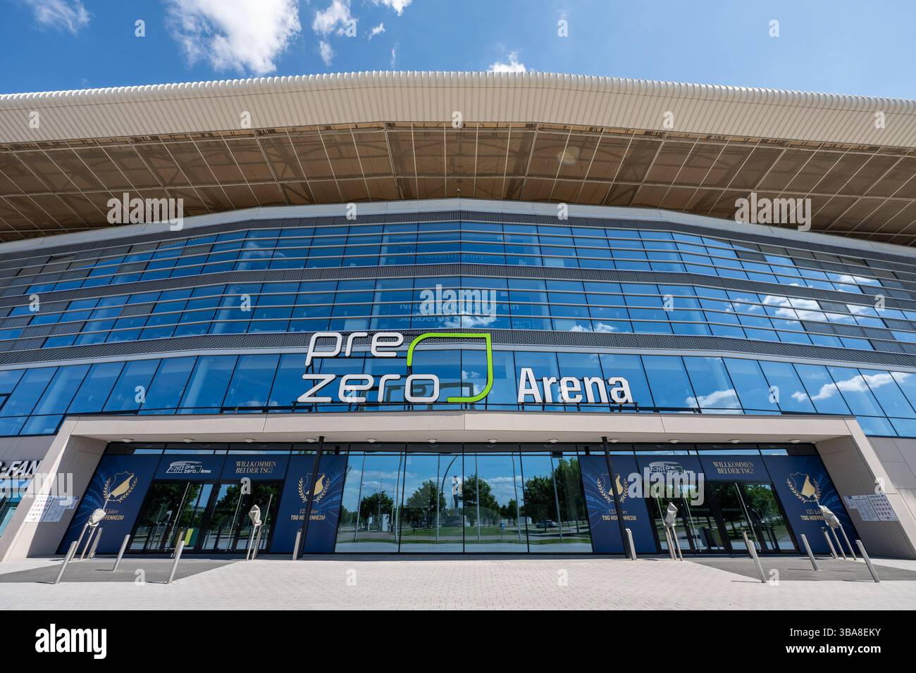 Außenaufnahme der PreZero Arena von TSG Hoffenheim bei Sonnenschein und ...