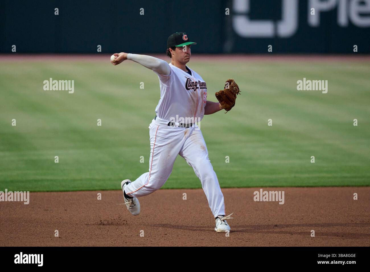 Columbus Clingstones third baseman David McCabe (32) throws to first ...