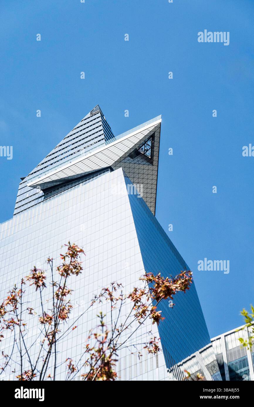 "The Edge" is an outdoor observation deck on the hundredth floor in ...