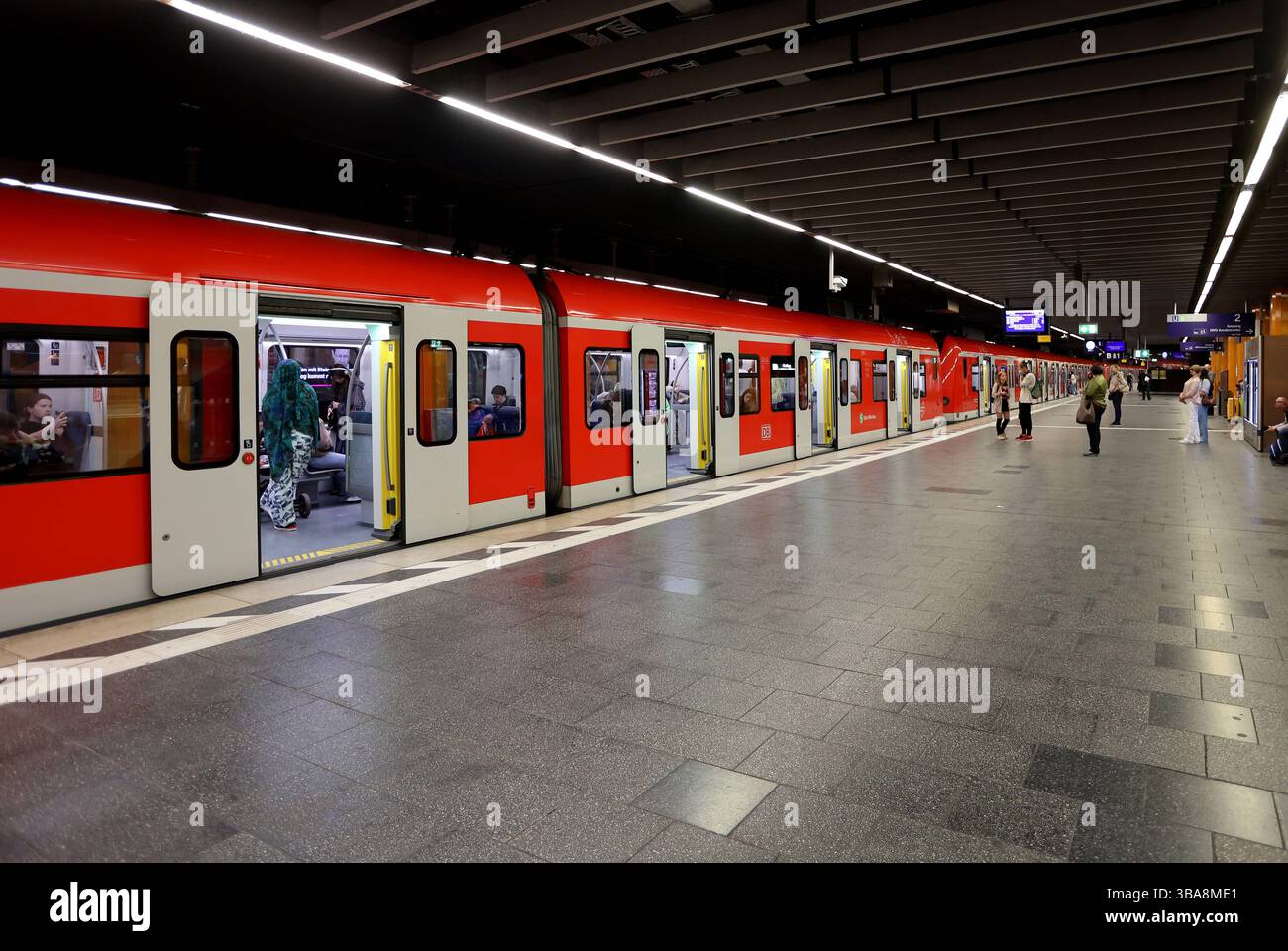 Ein Frühsommertag in der Landeshauptstadt München. Hier der Blick im ...