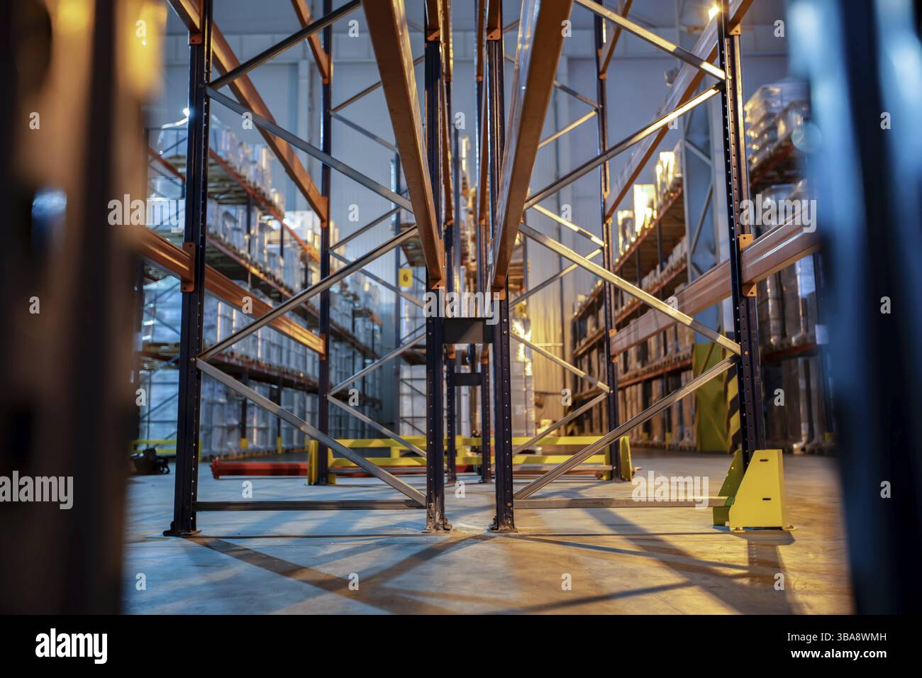 Airplane warehouse hangars hi-res stock photography and images - Alamy