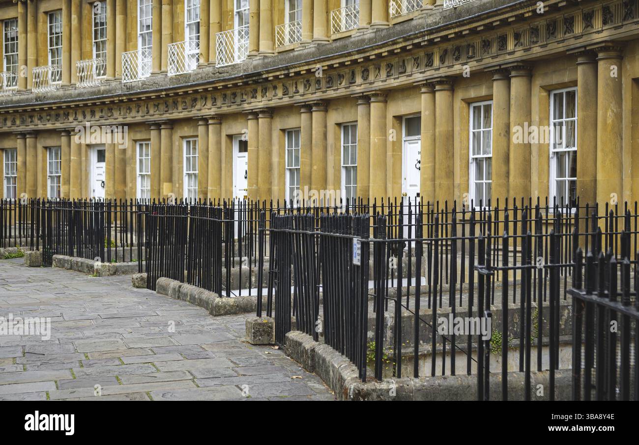 Curved terrace of Georgian Town houses in The Circus, Bath, England ...