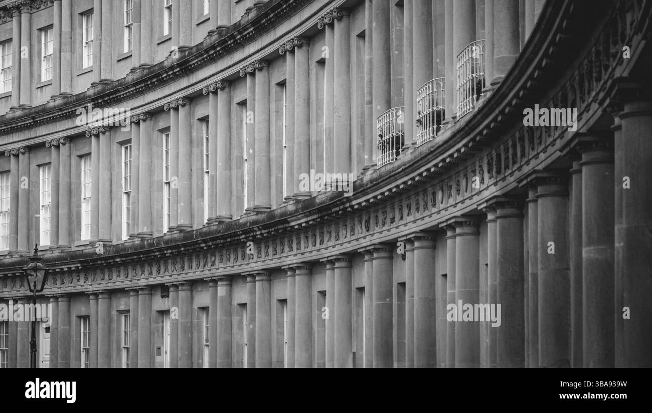 Curved terrace of Georgian Town houses in The Circus, Bath, England ...