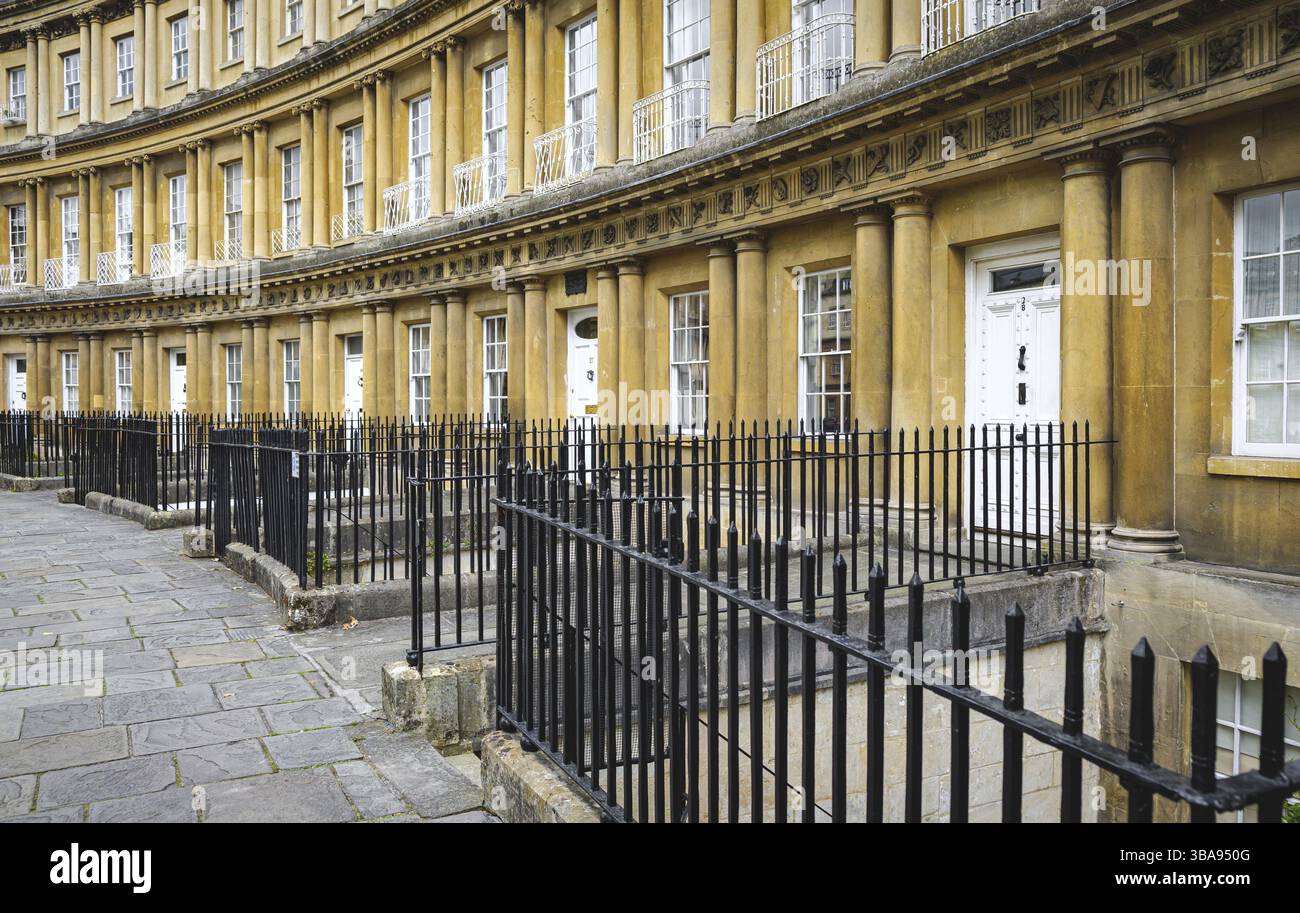 Curved terrace of Georgian Town houses in The Circus, Bath, England ...