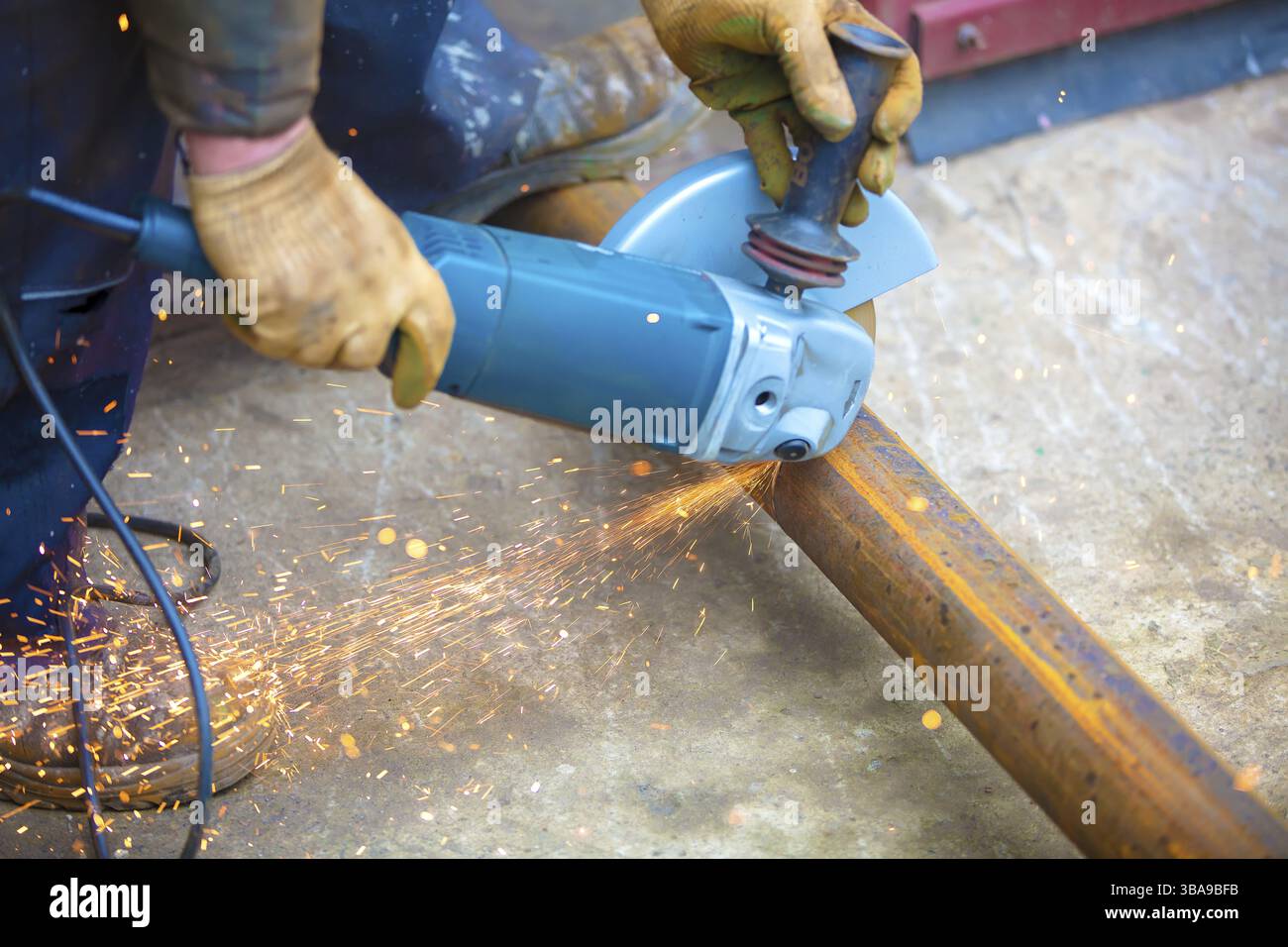 Cutting metal pipe electrical tools hi-res stock photography and images ...