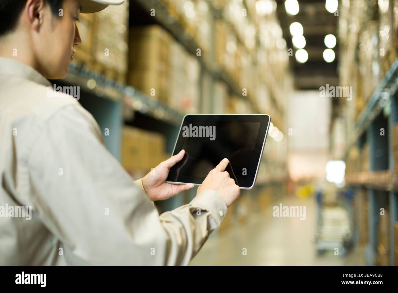 Young Chinese logistics staff and digital tablet Stock Photo - Alamy
