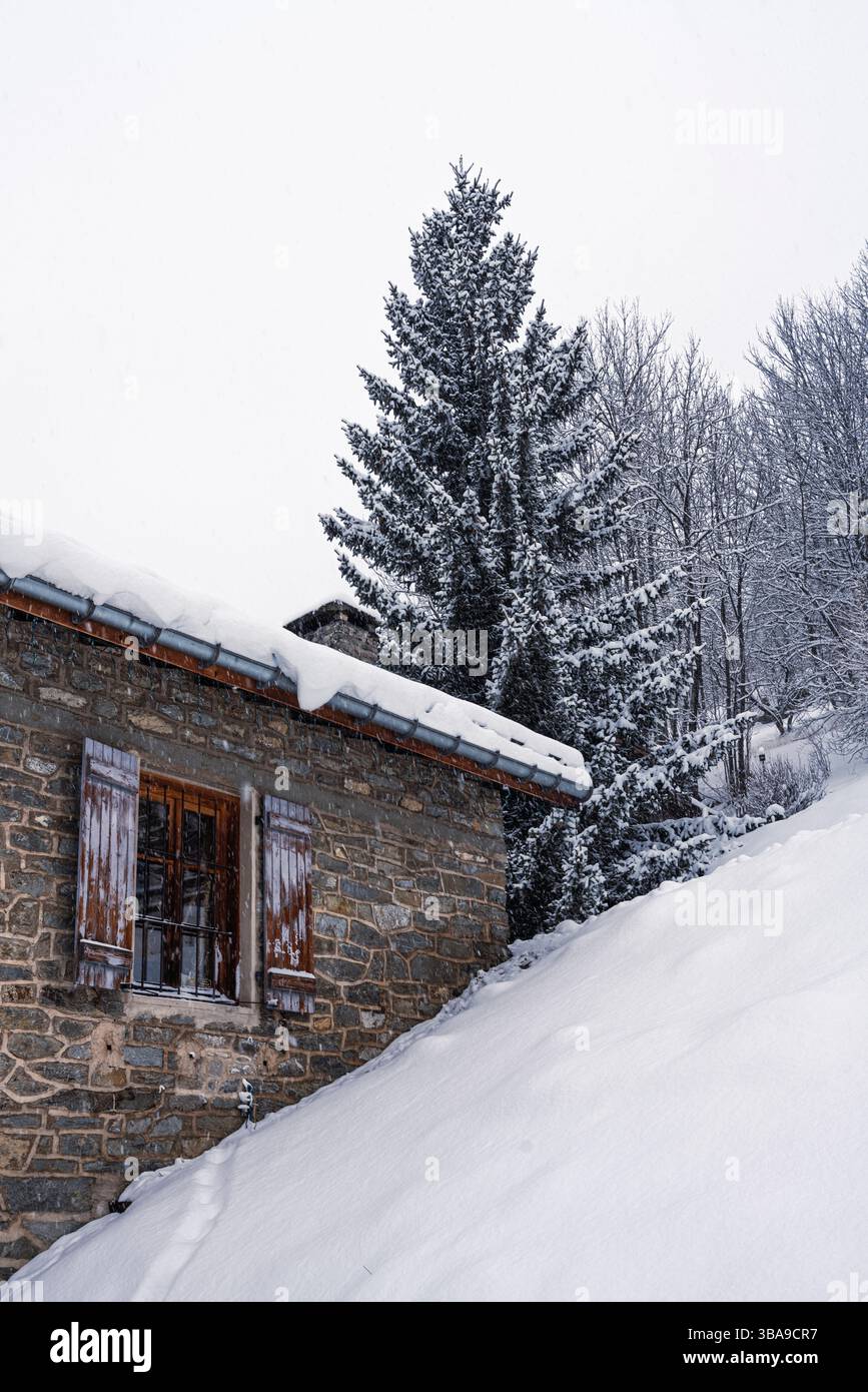 House shutters closed cold weather hi-res stock photography and images ...