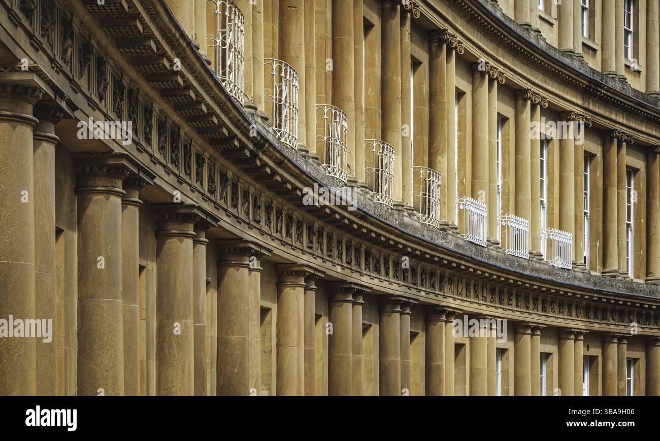 Curved terrace of Georgian Town houses in The Circus, Bath, England ...