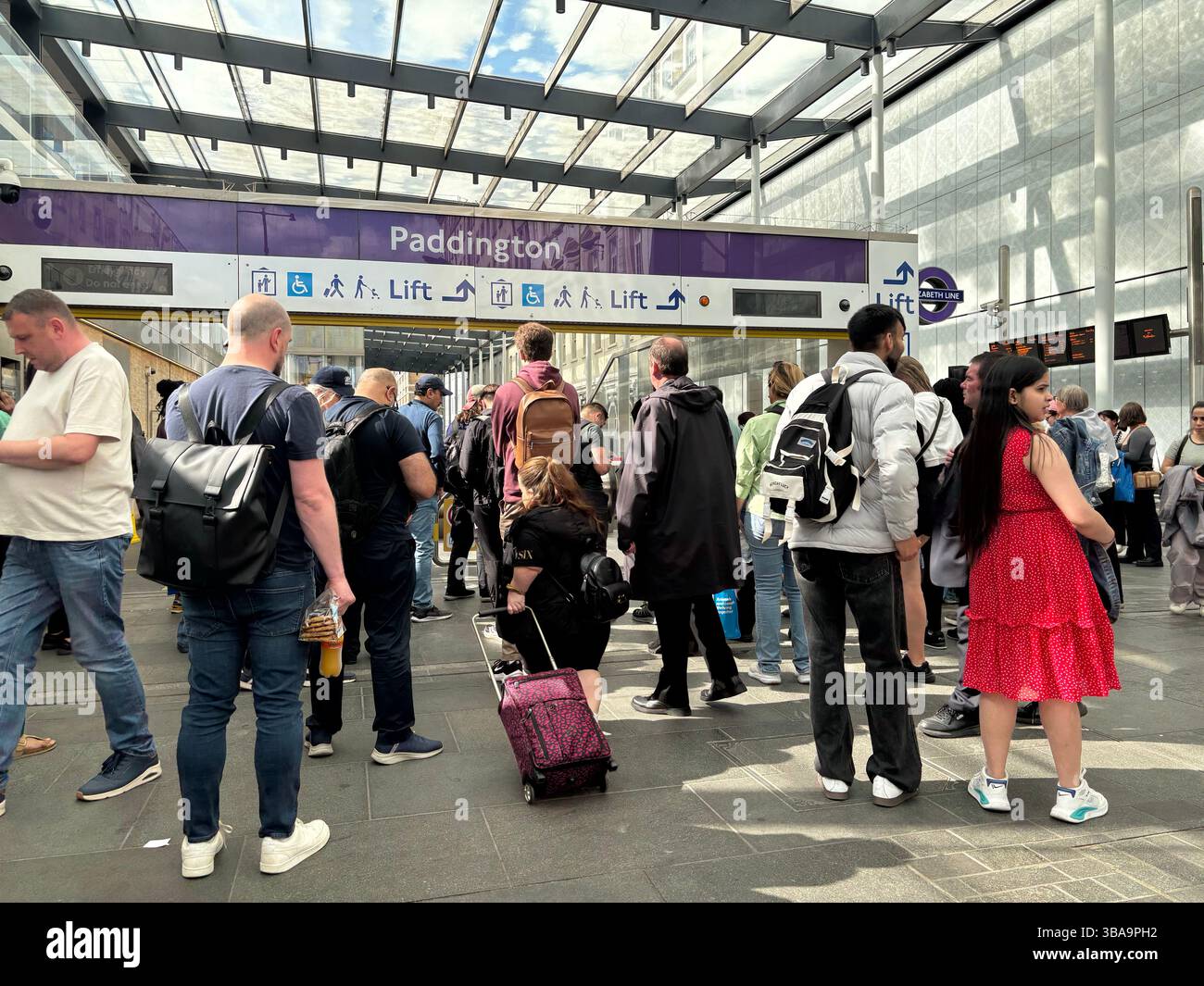 Passengers being turned away from Elizabeth line services at Paddington ...