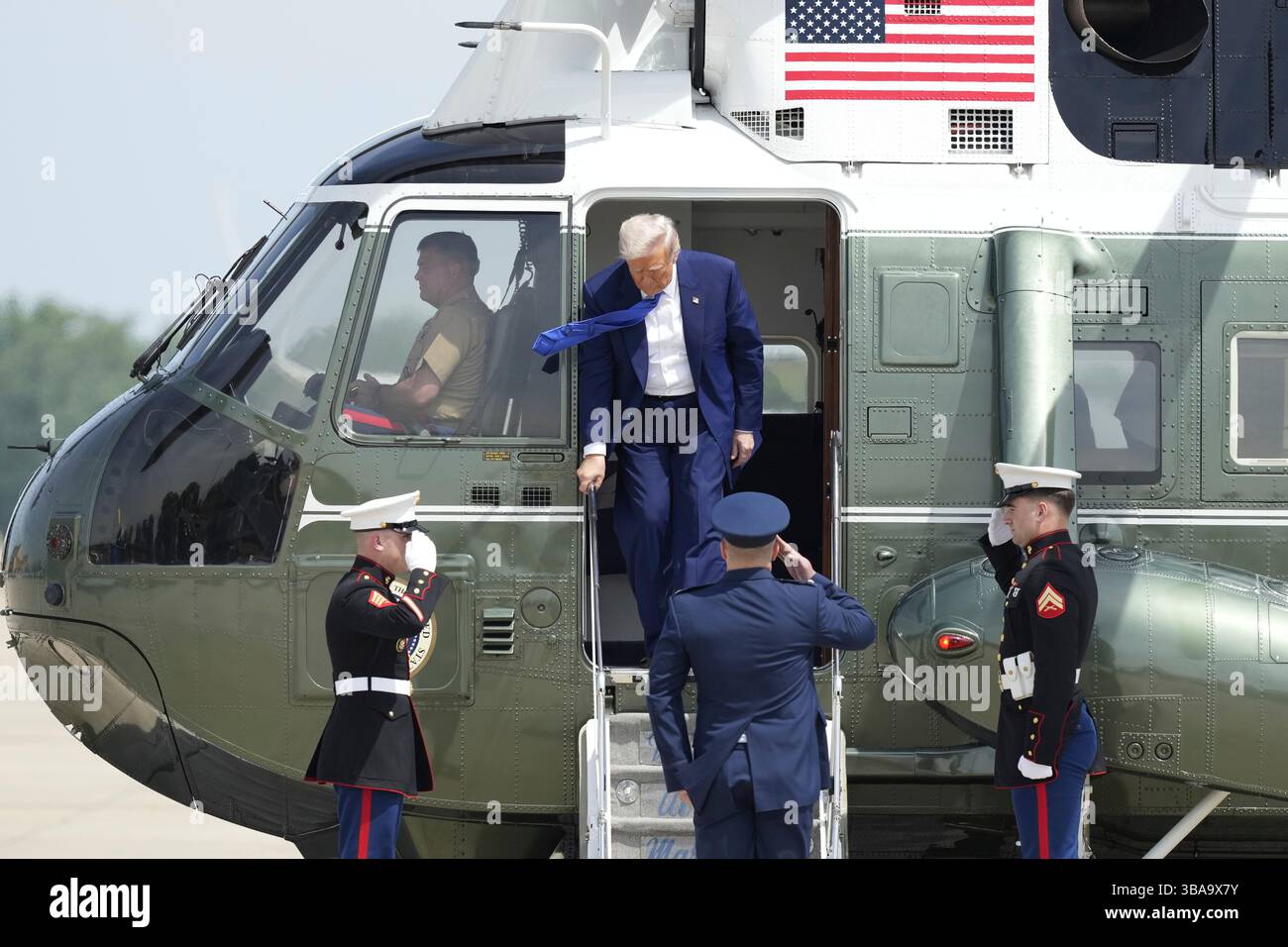 President Donald Trump arrives on Marine One to board Air Force One ...