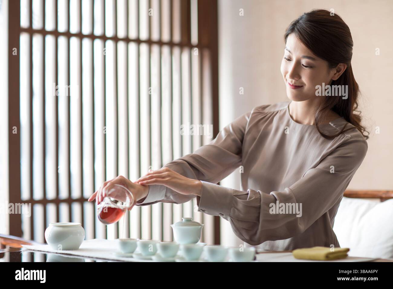 Chinese woman performing tea ceremony in teahouse Stock Photo - Alamy